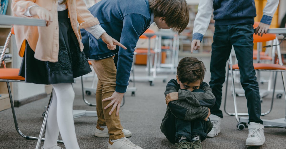 Taquiner tout le temps : un signe d'affection ou de désintérêt